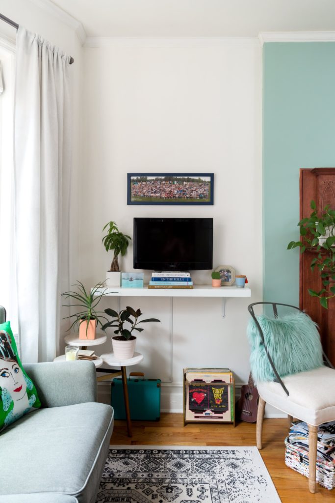 +20 ideas para instalar un televisor en salas pequeñas - Arkihome